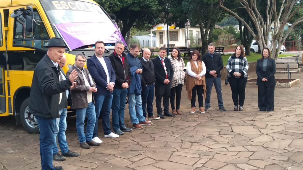 Deputado Paparico Bacchi acompanha entrega de ônibus escolar em Três ... Deputado Paparico Bacchi acompanha entrega de ônibus escolar em Três ...